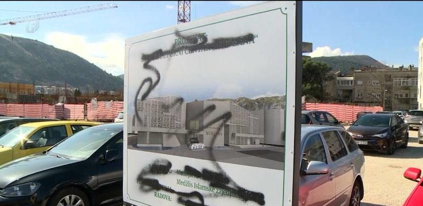 Postavljena, a onda i išarana i oborena ploča podigla tenzije - Akta.ba ...