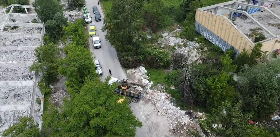 Prostor oko devastirane fabrike "Sarabon" prerastao u divlju deponiju ...