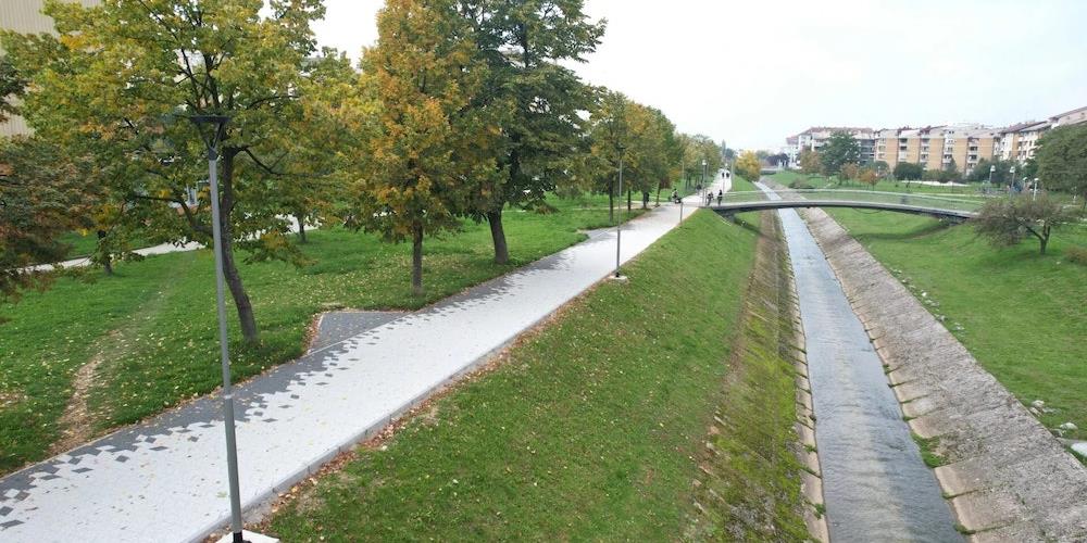 Uređeno novih 550 metara šetnice pored rijeke Dobrinje sa novom led ...