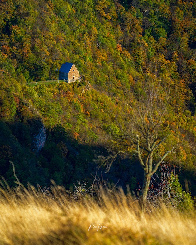 Pogledajte kako izgleda kraljevski grad Bobovac ukrašen živim bojama ...