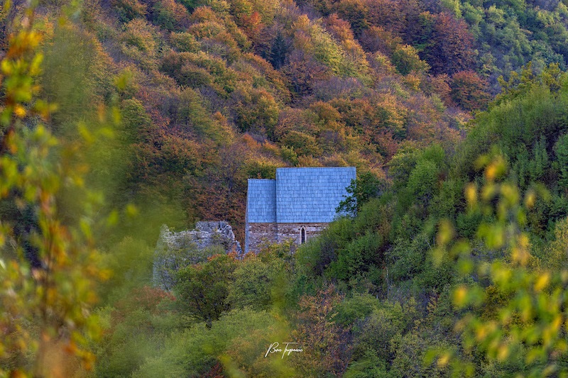 Pogledajte kako izgleda kraljevski grad Bobovac ukrašen živim bojama ...