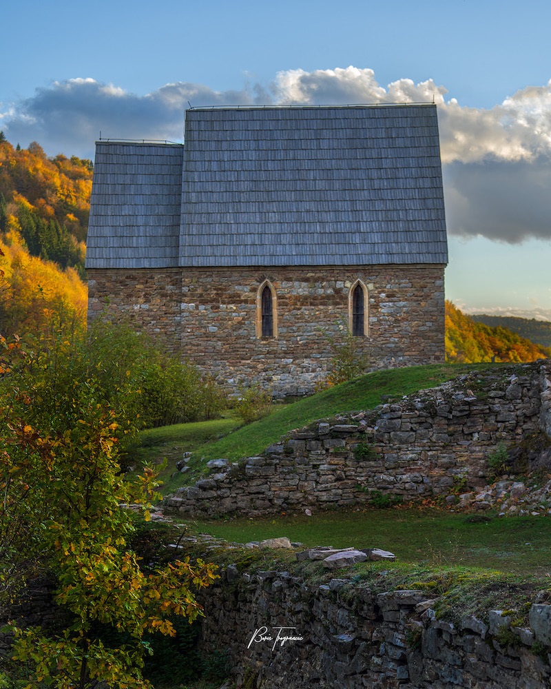 Pogledajte kako izgleda kraljevski grad Bobovac ukrašen živim bojama ...