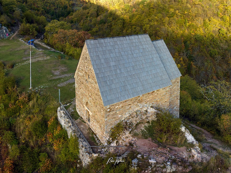 Pogledajte kako izgleda kraljevski grad Bobovac ukrašen živim bojama ...