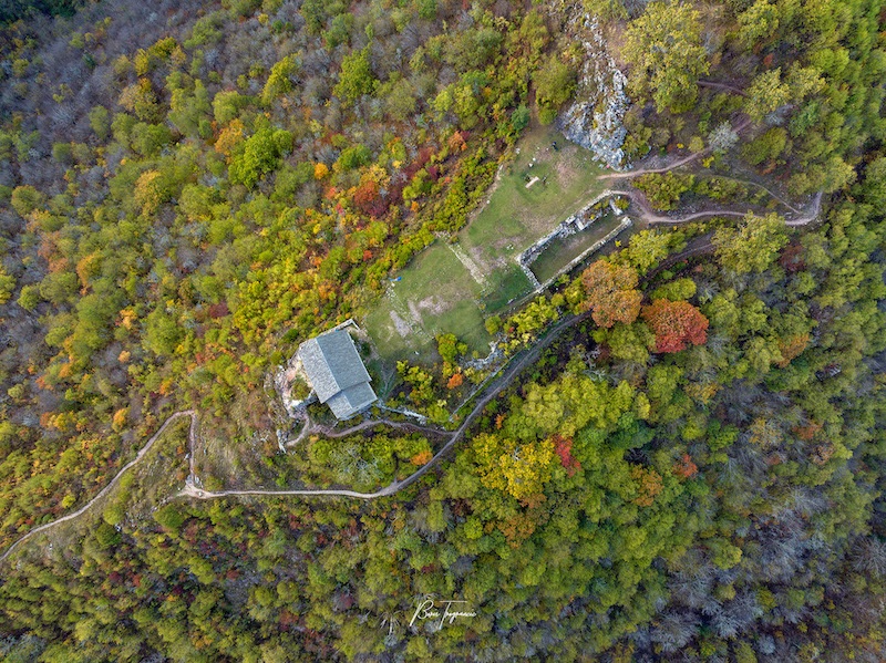 Pogledajte kako izgleda kraljevski grad Bobovac ukrašen živim bojama ...